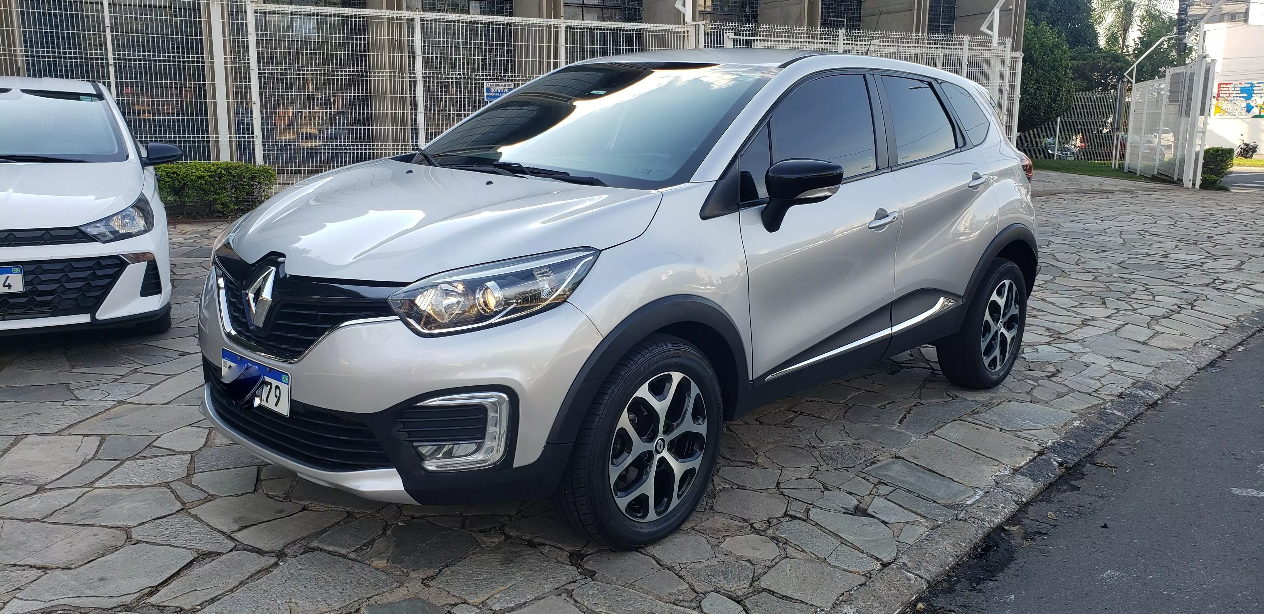 Carro Renault Captur 2.0 Intense 2020 - 3915480 - Goiânia - GO